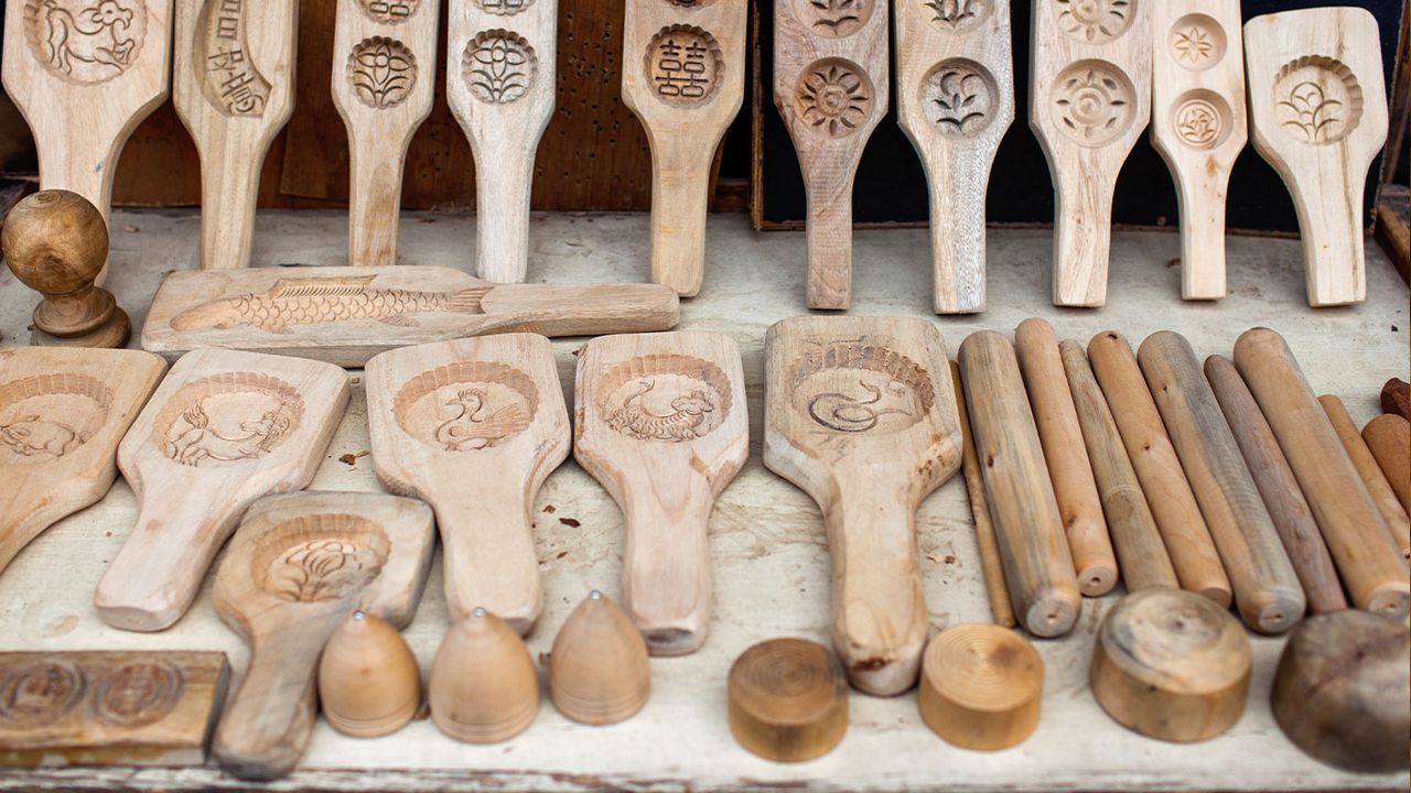 【今日中秋】各式各样的月饼模具，浙江 - 4K必应壁纸 | Bing每日图片高清无水印