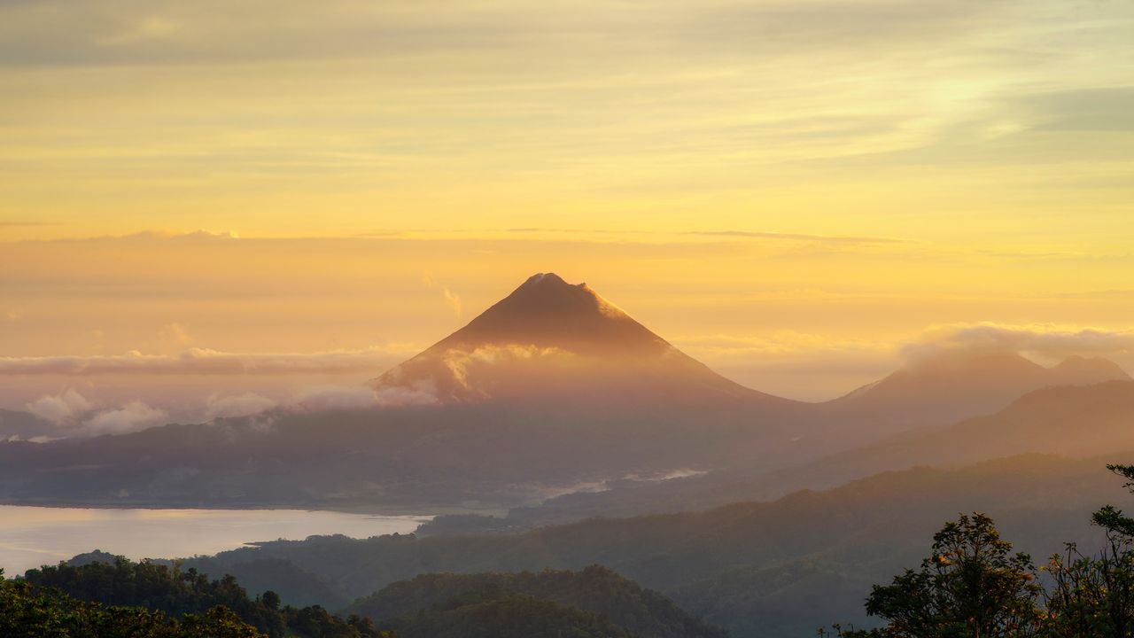 从蒙特维多看到的阿雷纳尔火山 哥斯达黎加 4k必应壁纸 Bing每日图片高清无水印